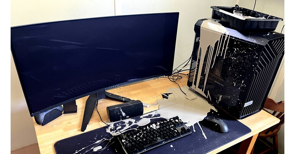 Einem Spieler gelingt das Kunststück, Farbe über seinen PC zu schütten ...