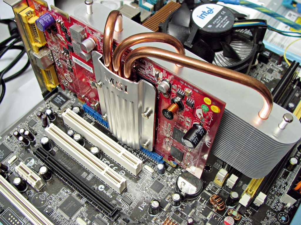 ATIs DirectX-10-Mittelklasse im Härtetest - Radeon HD 2600 XT und HD ...