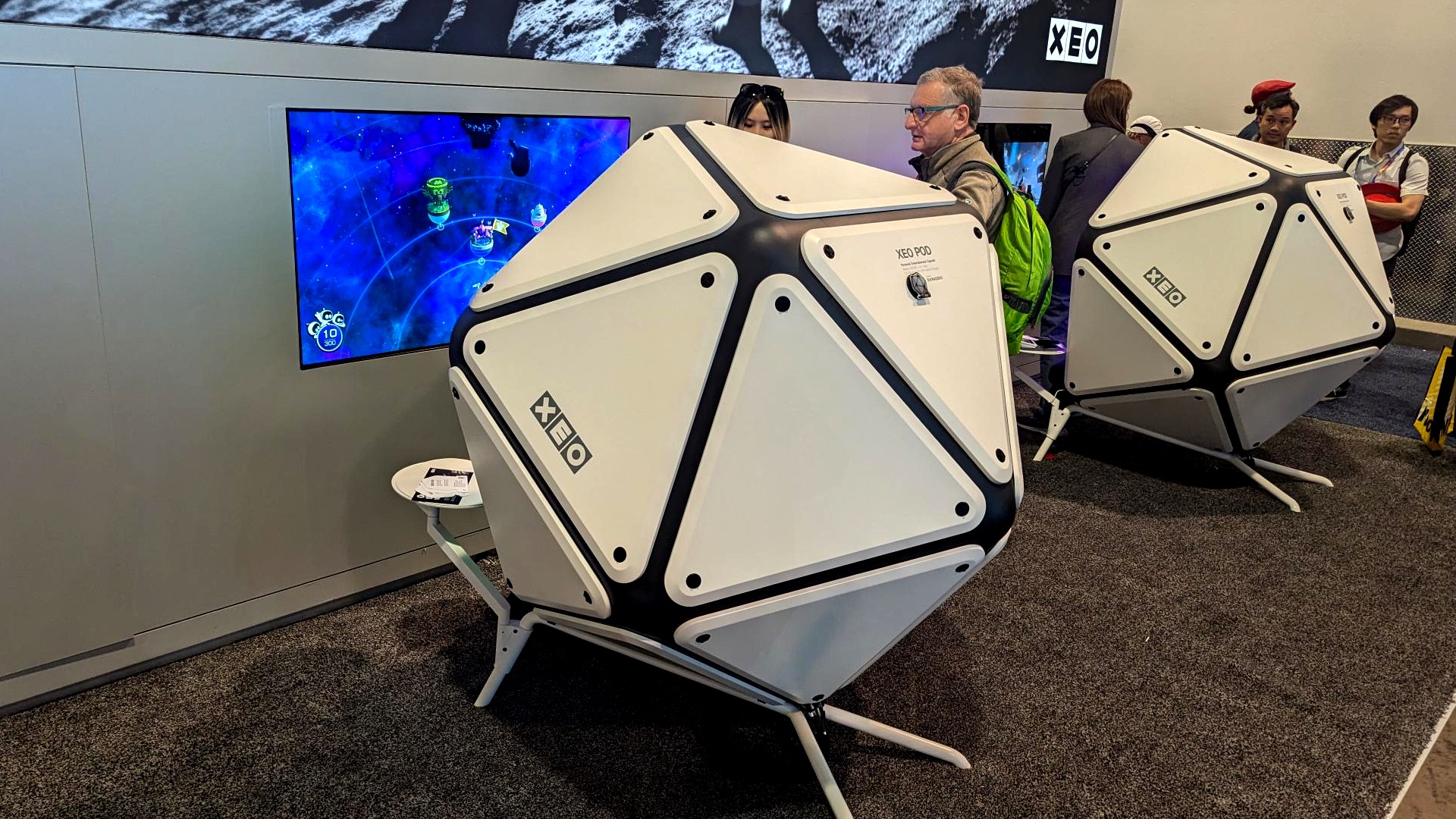 Für ein paar hundert Euro würde ich mir gleich zwei in die Wohnung stellen: Xeo Pod auf der CES ...
