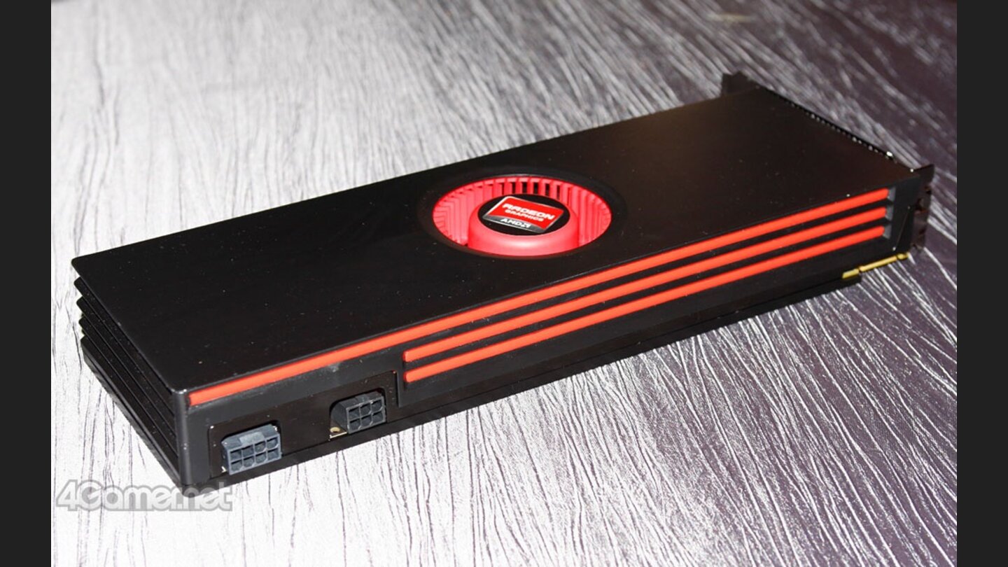 AMD Radeon HD 6990 - Fotos einer Referenzkarte