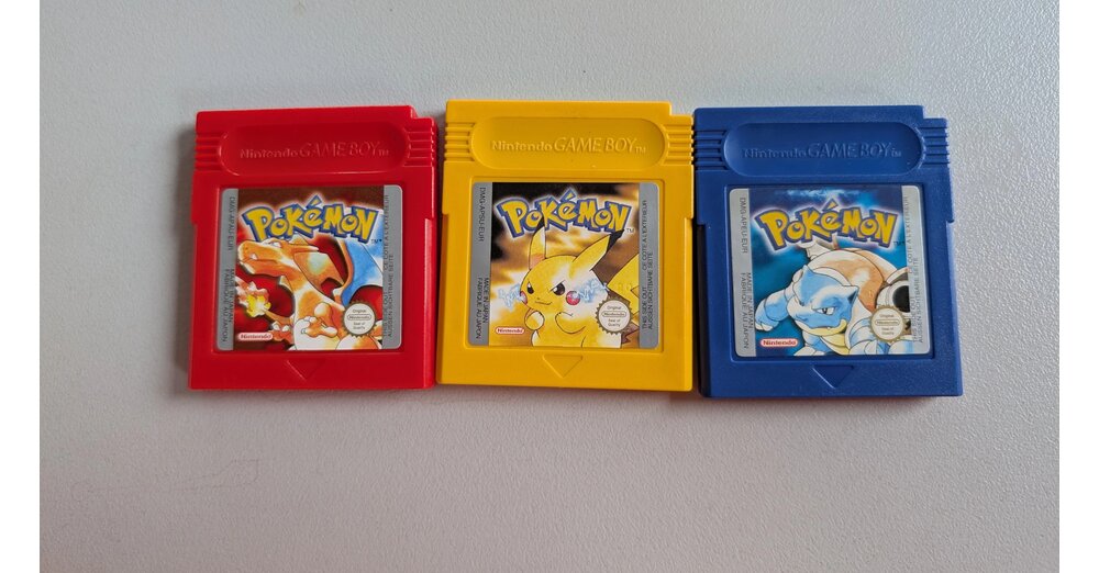 Rote, blaue und gelbe Pokémon-Edition mit vielen anderen Game Boy-Spielen im Müll entrdeckt ...