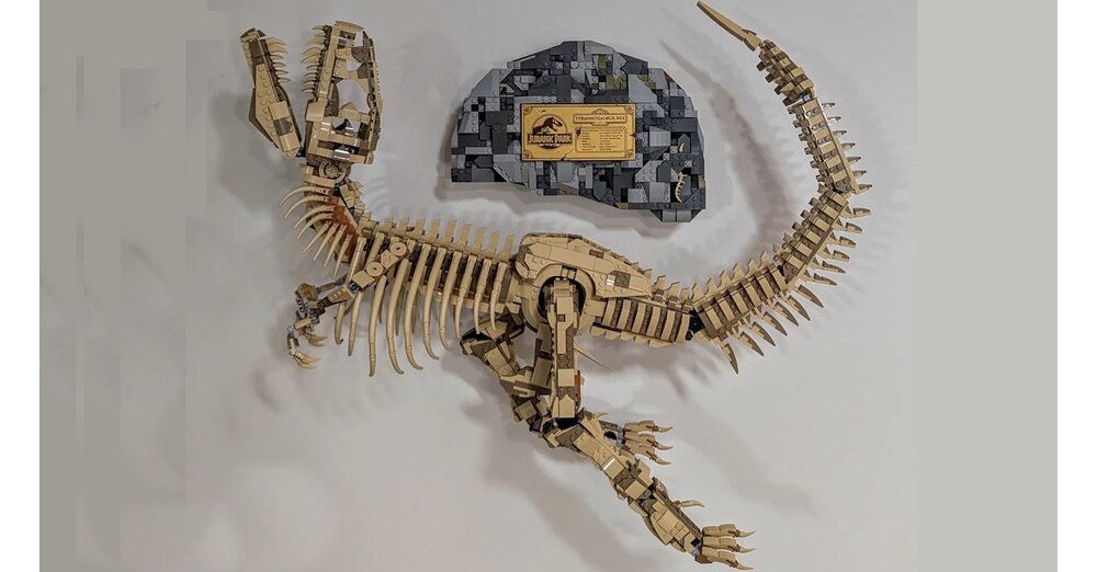 LEGO-Baumeister verpasst seinem T-Rex-Skelett die Todespose, in der ...