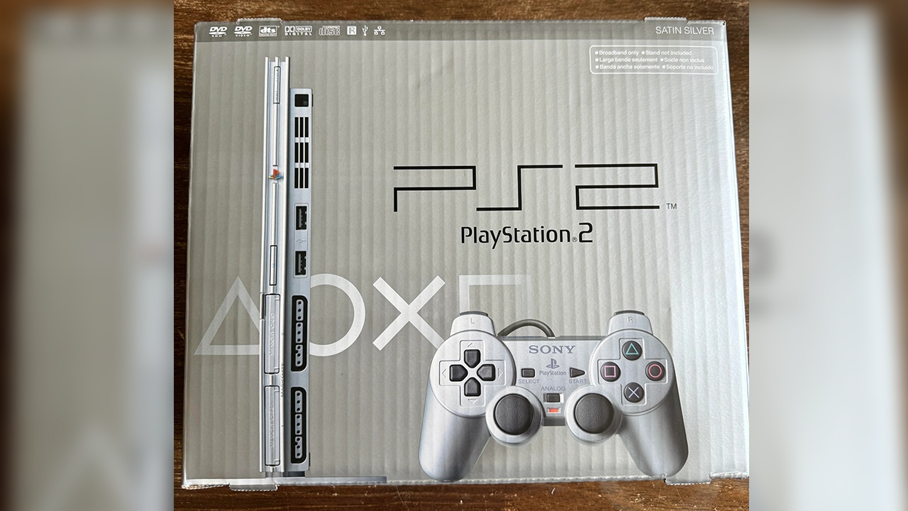 Glückspilz durchsucht Garage der Eltern und findet dort originalverpackte PS2, die für 20 Jahre ...